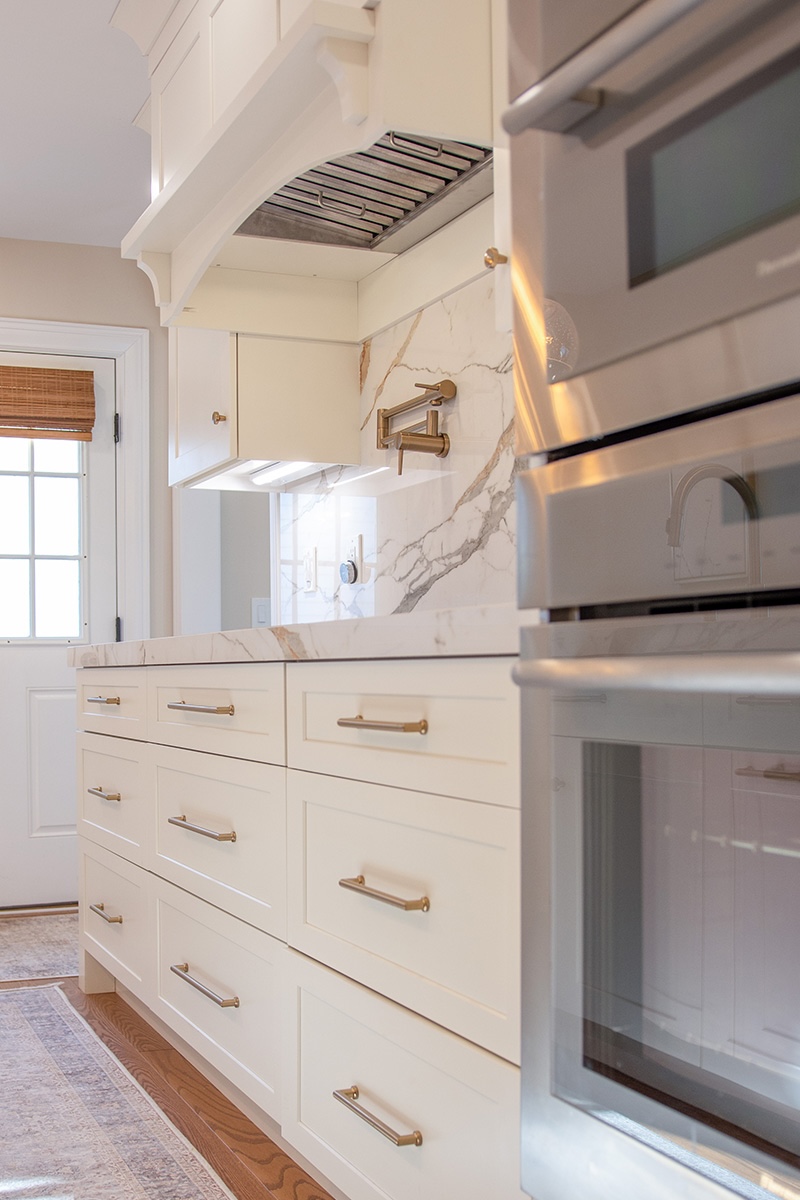 Small Transitional Lakeside Kitchen - Showplace Design Center